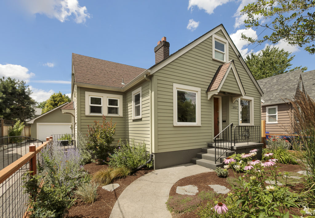 FETCHING KING-SABIN TUDOR COTTAGE! - Living Room Realty