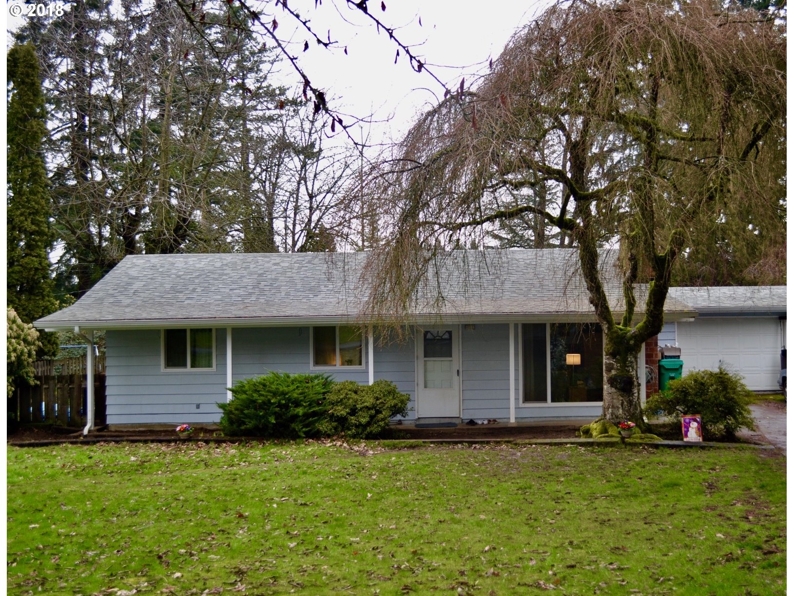 Sweet Little House in Portland! - Living Room Realty