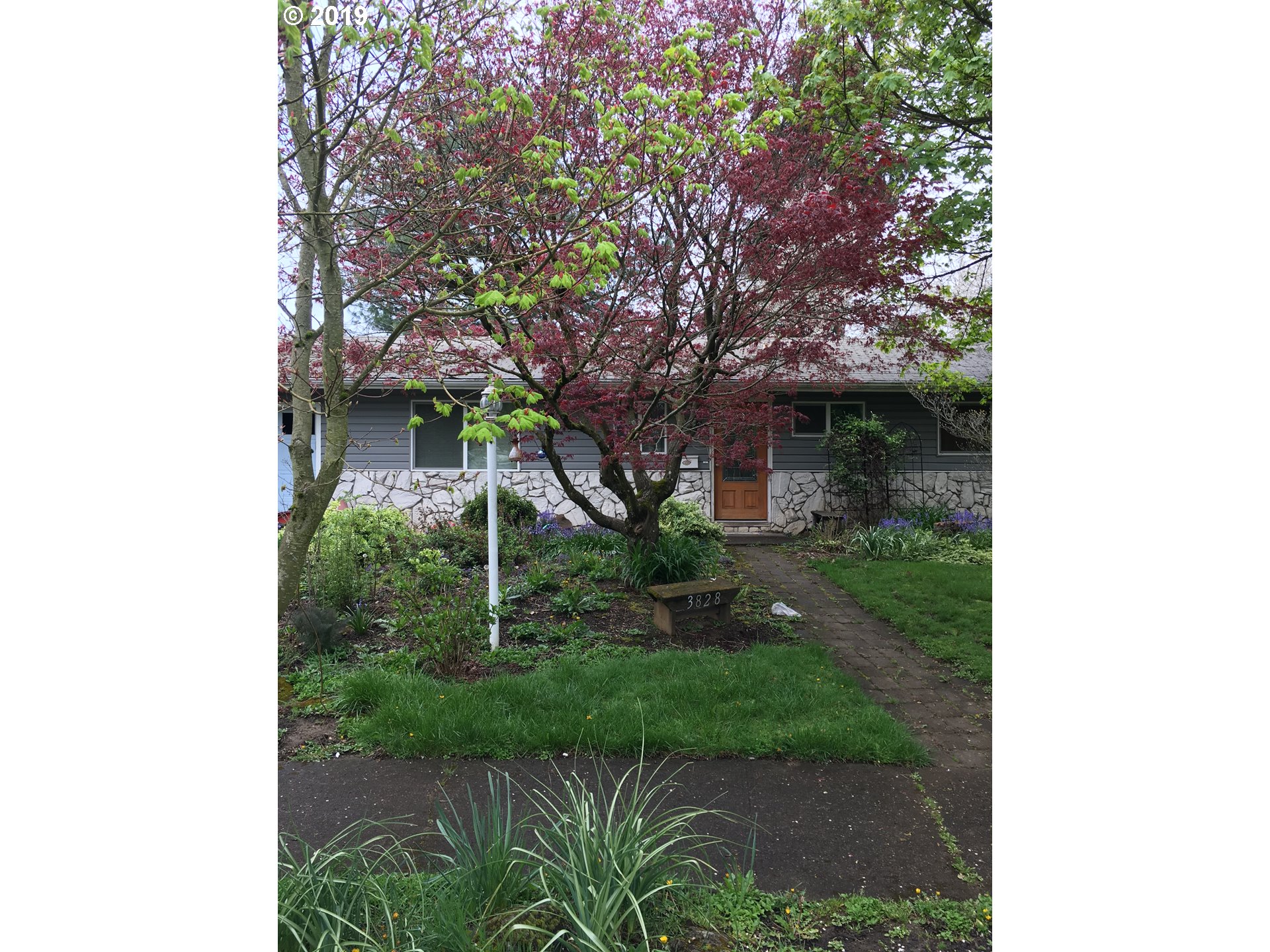 Well maintained home with beautiful landscaping - Living Room Realty