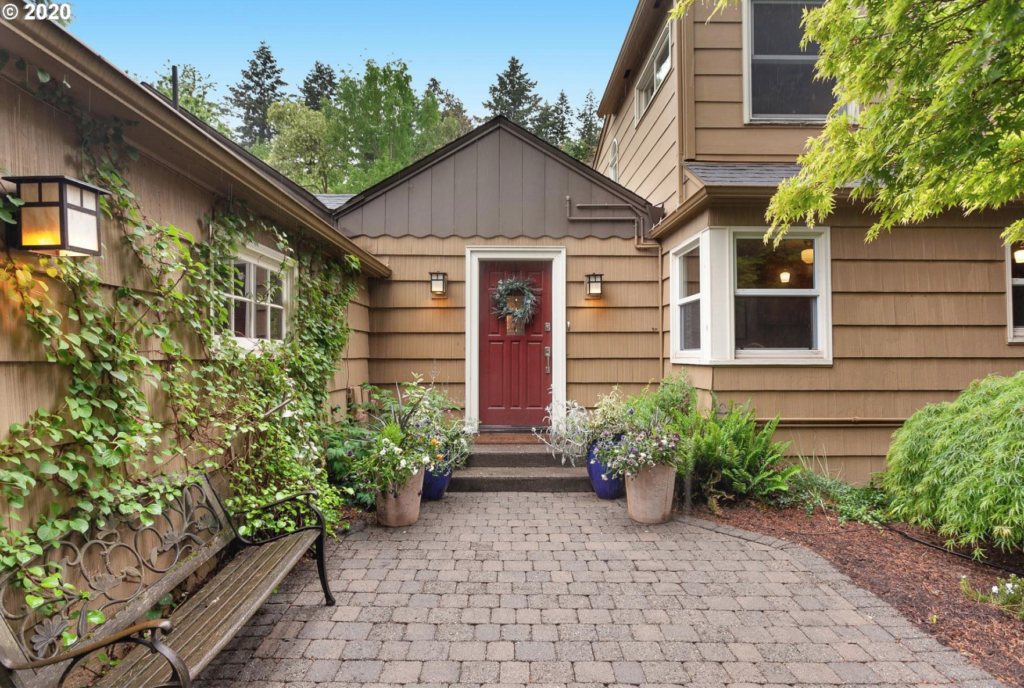 Cute house with huge back yard! - Living Room Realty