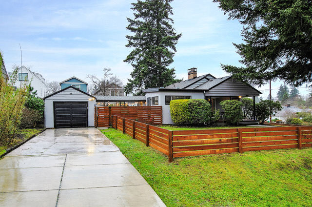 JUST SOLD: Rare mid-century ranch on 1/4 acre lot! - Living Room Realty