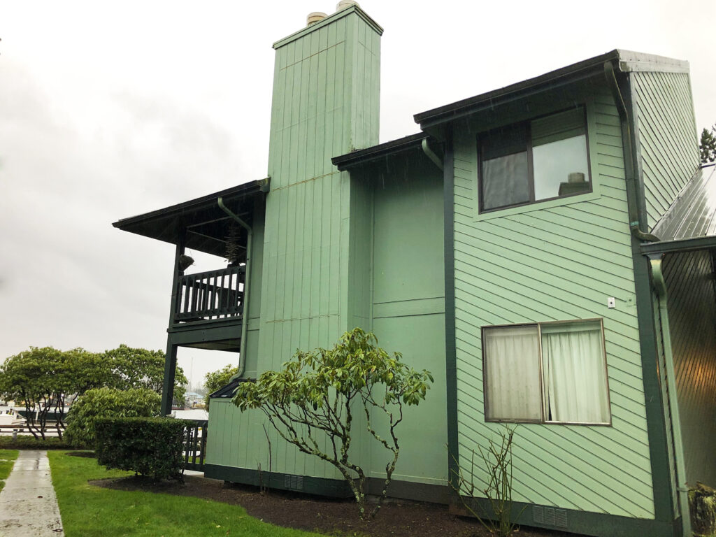Oregon Coast Condo & Boat Slip - Living Room Realty