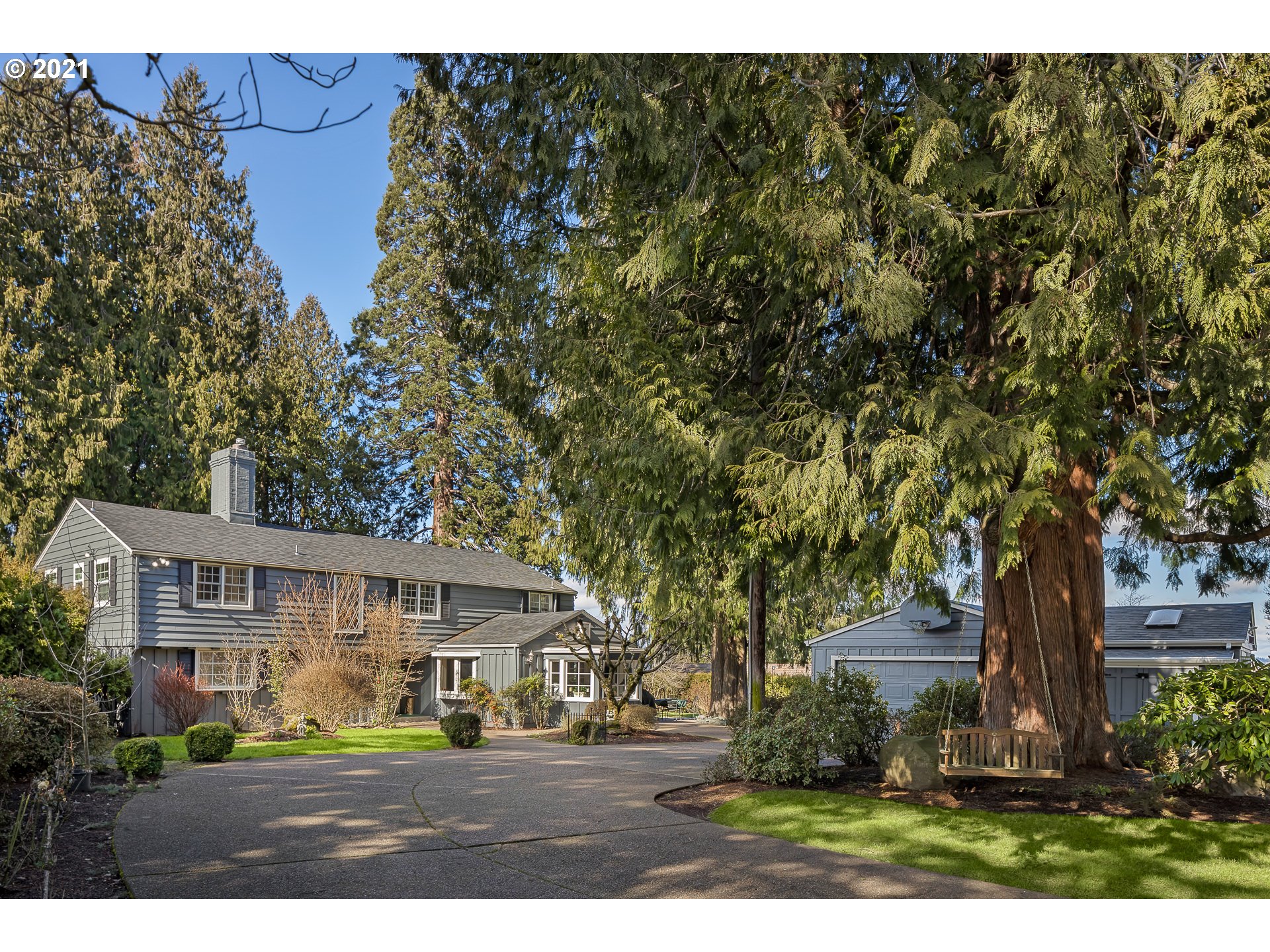 Wrap around driveway - Living Room Realty