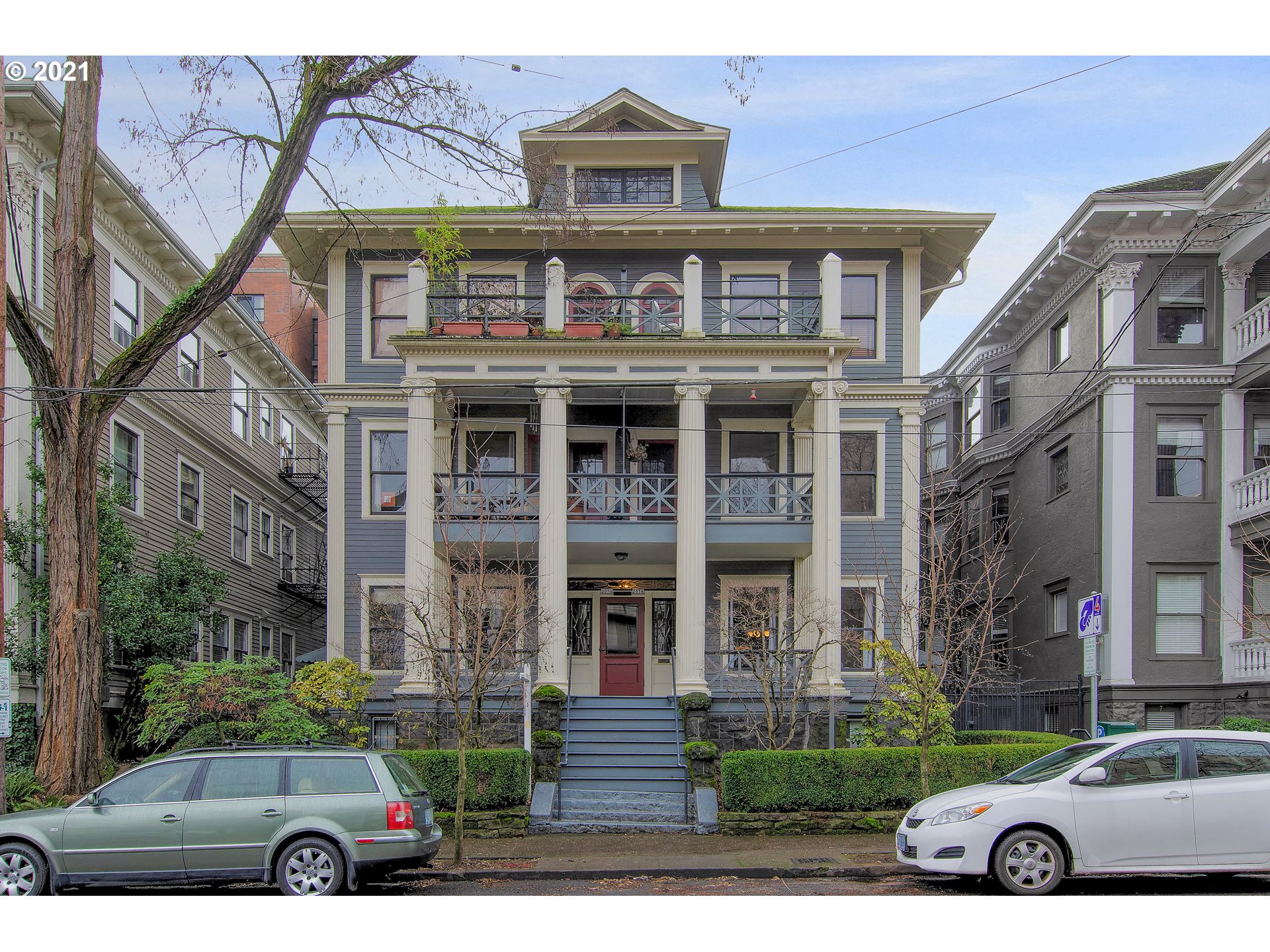 JUST SOLD!- Carefree Living in NW Portland - Living Room Realty