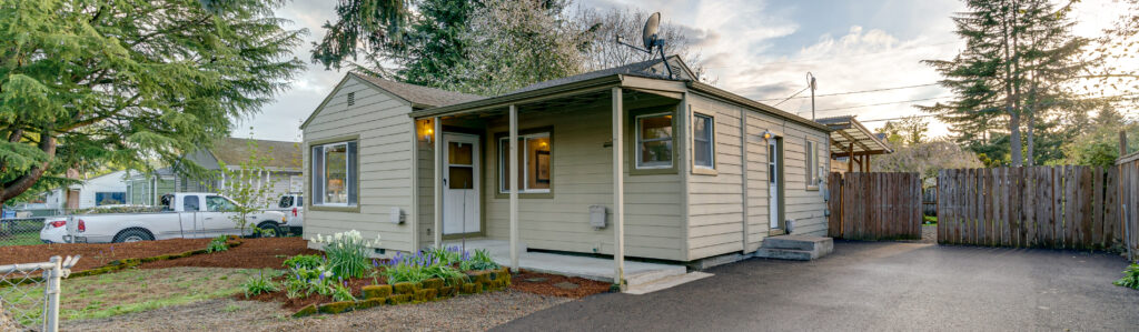 Just Listed! Bright Powellhurst Delight - Living Room Realty