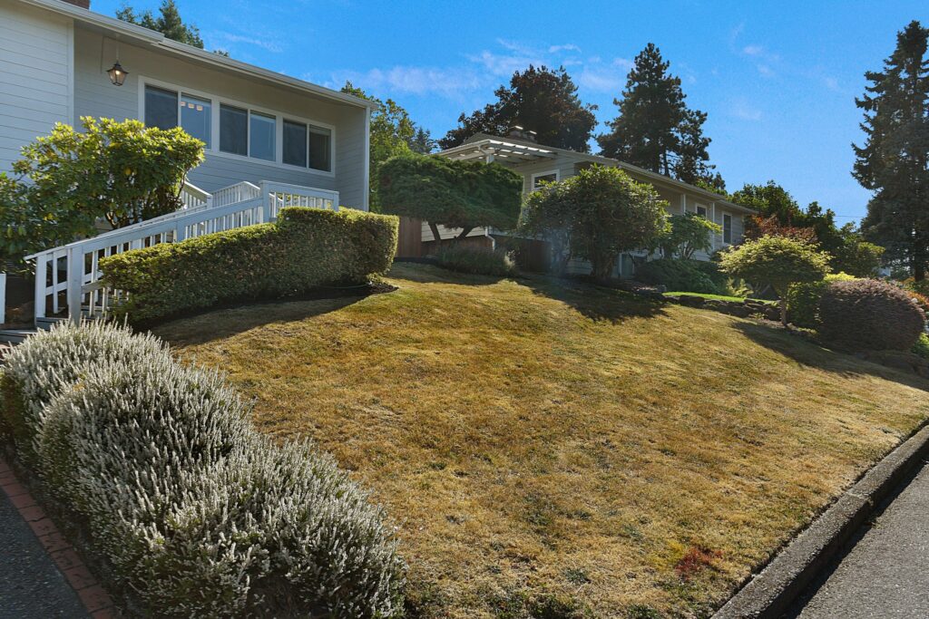 Remodeled Lake Oswego with Territorial Views - Living Room Realty