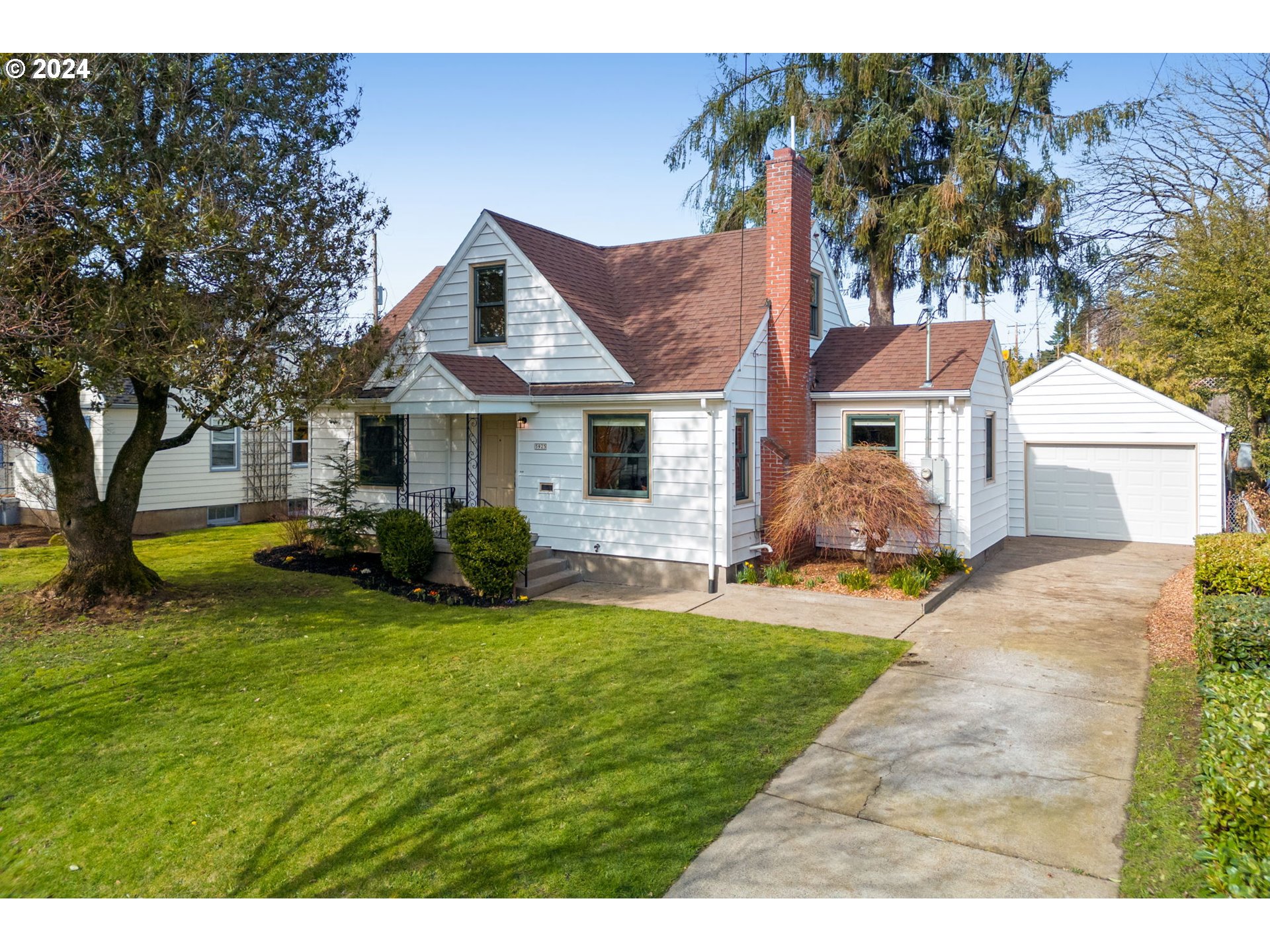 Just Listed! Take Me To Tabor! - Living Room Realty